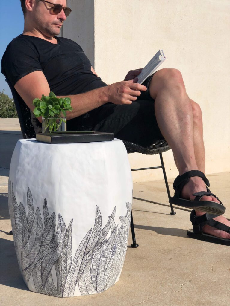 RUGNE - שולחן צד בעבודה יד מעוצב לשימוש חוץ ופנים כפר שמריהו